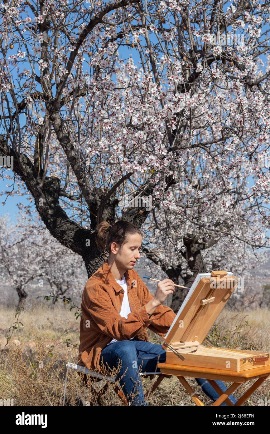 Man sitting under a tree drawing hi-res stock photography and images ...