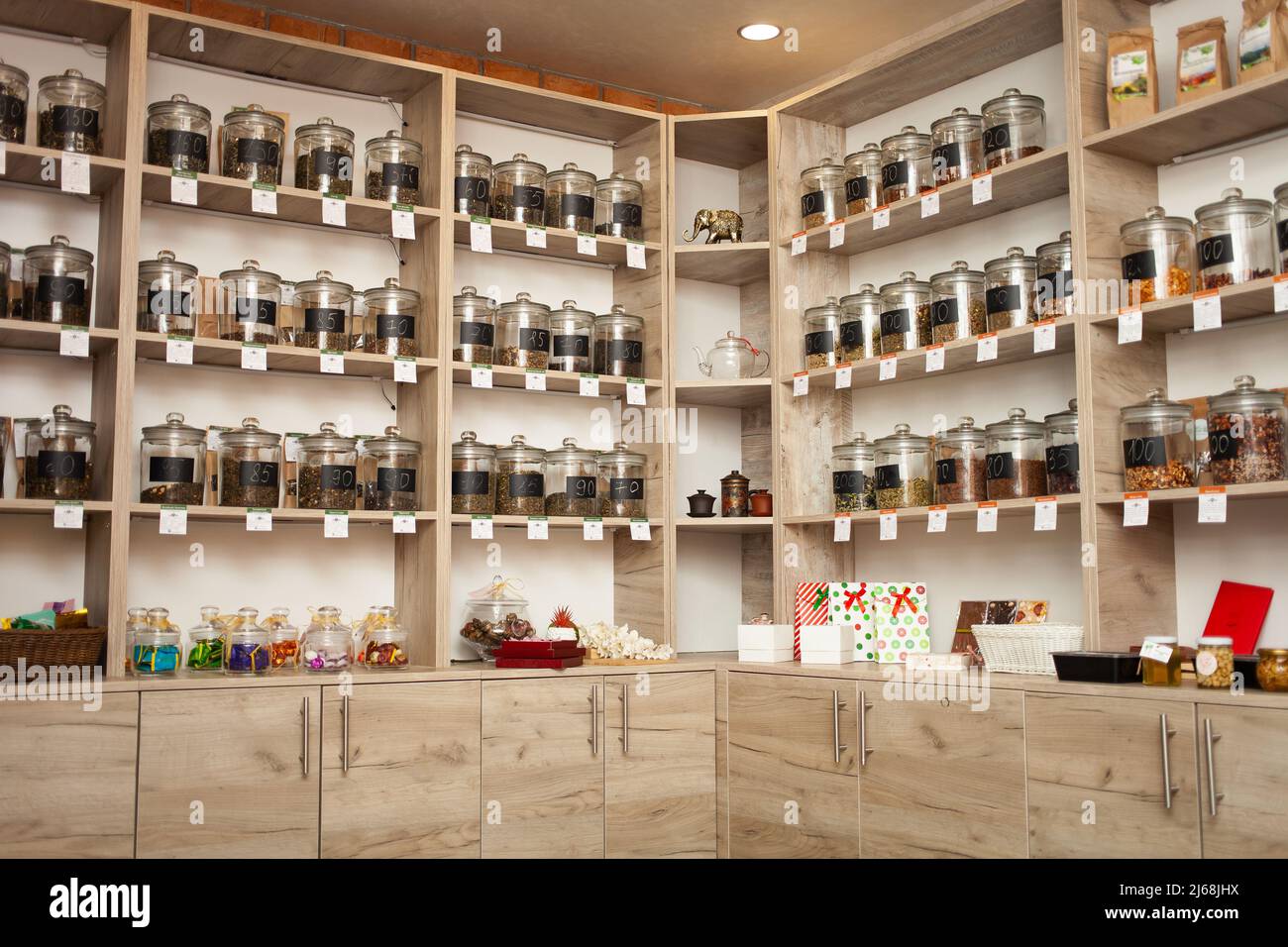 Tea shop, counter. Natural dry drink in glass jars Stock Photo - Alamy