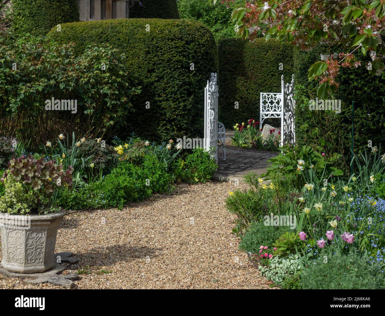 Gravel garden path hi-res stock photography and images - Alamy