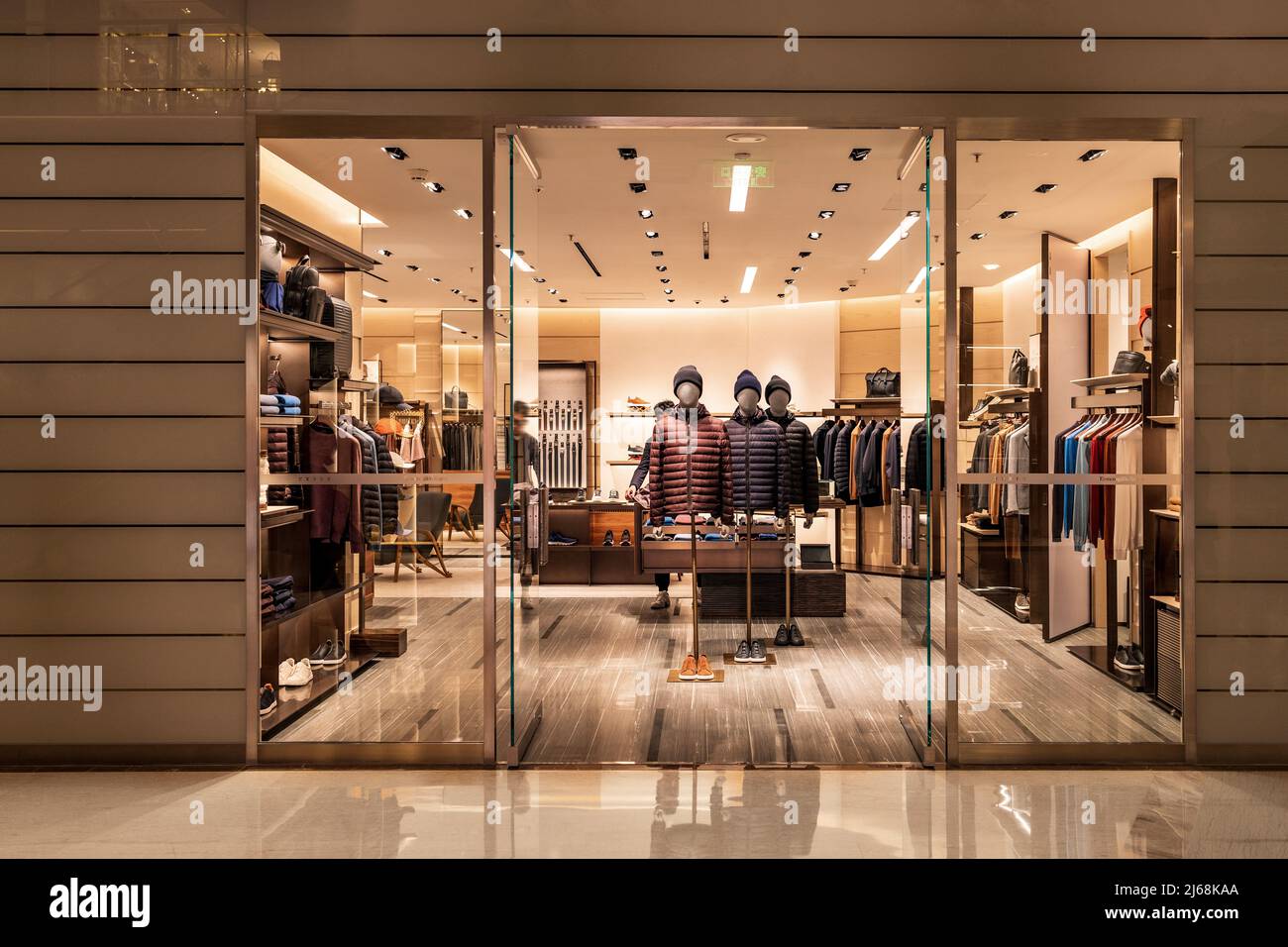 Store display window Stock Photo - Alamy