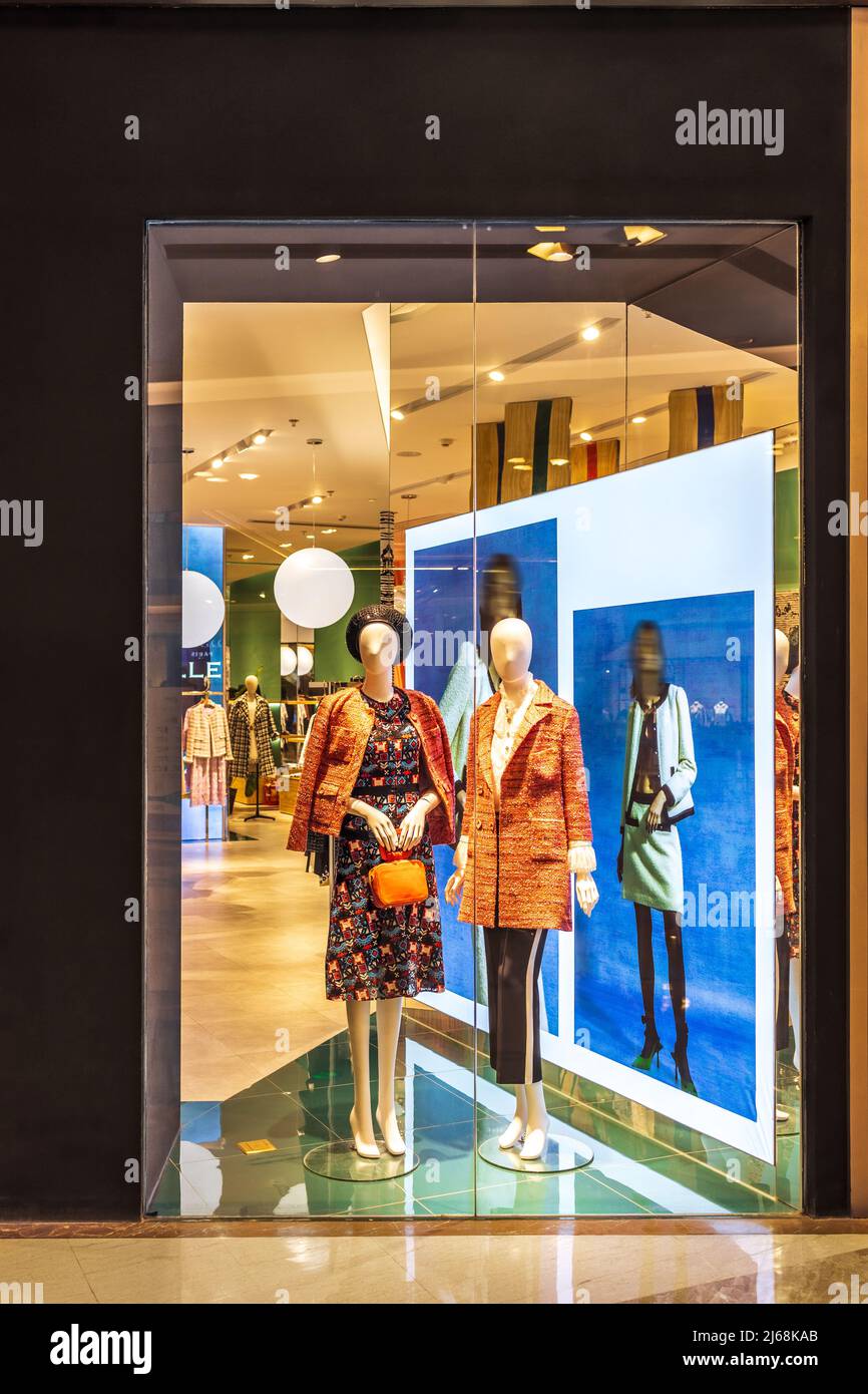 Store display window Stock Photo - Alamy