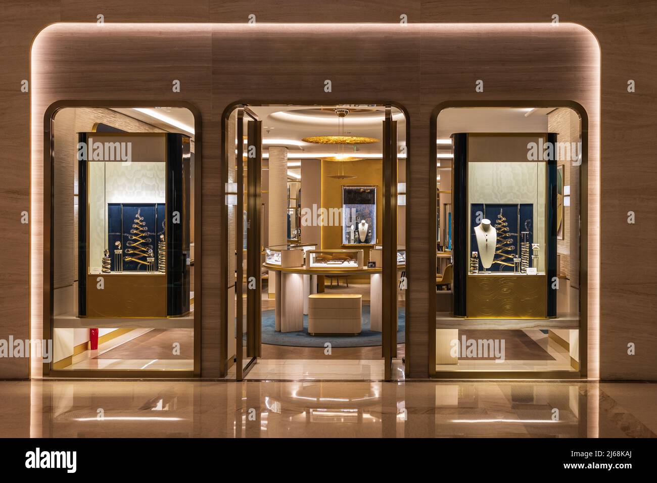 Store display window Stock Photo - Alamy