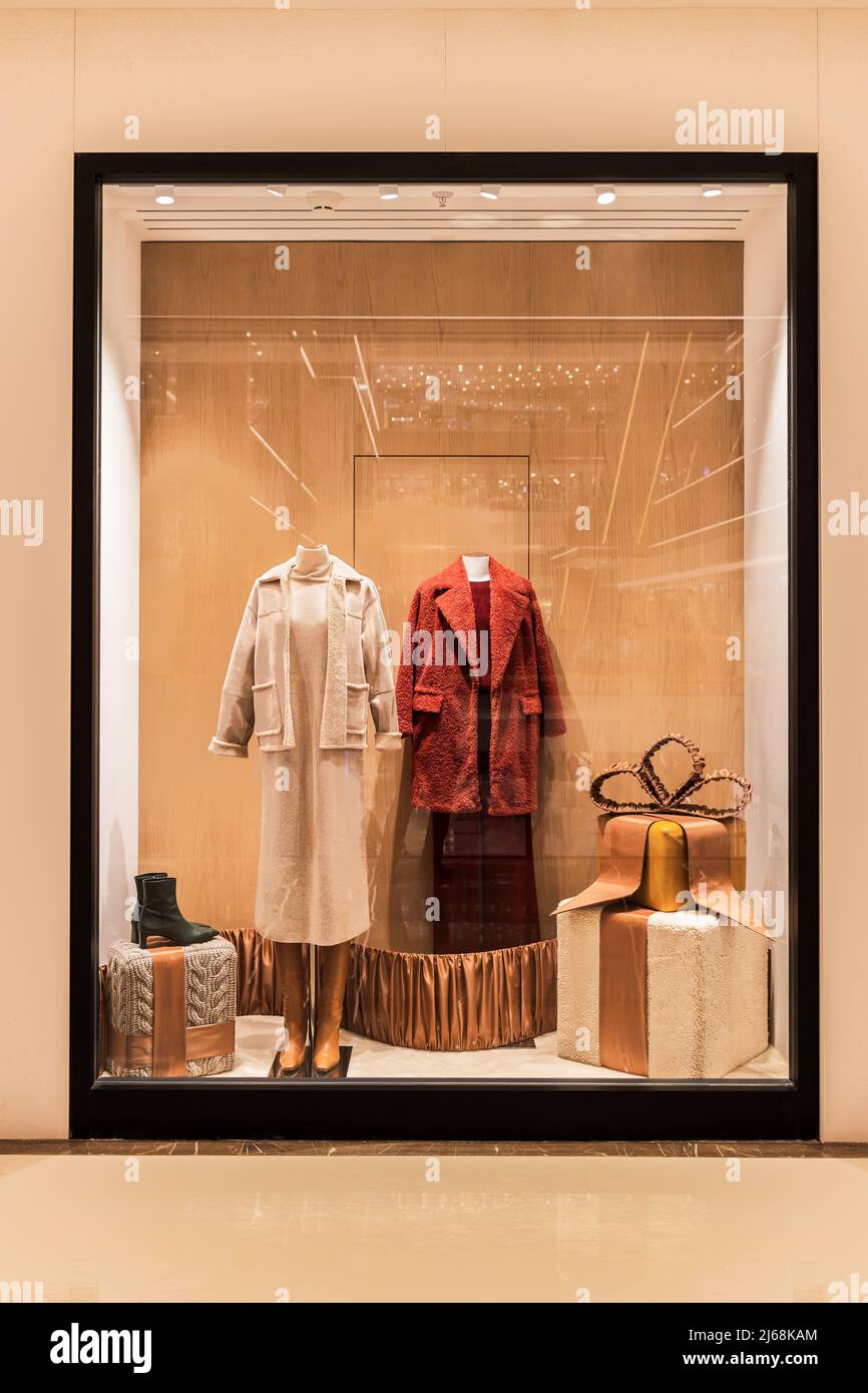 Store display window Stock Photo - Alamy