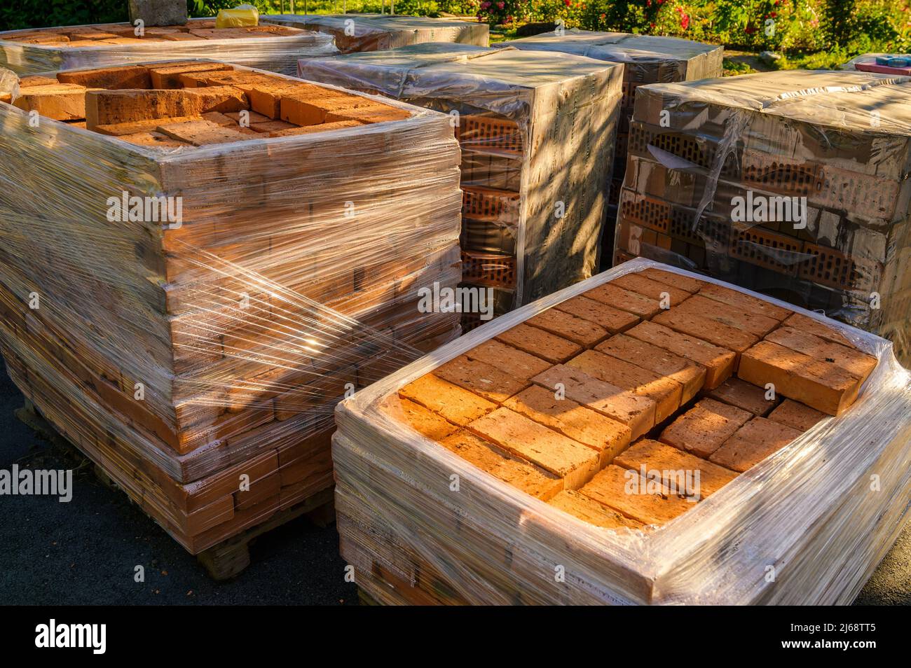 Bricks on a pallet at a construction site Stock Photo - Alamy