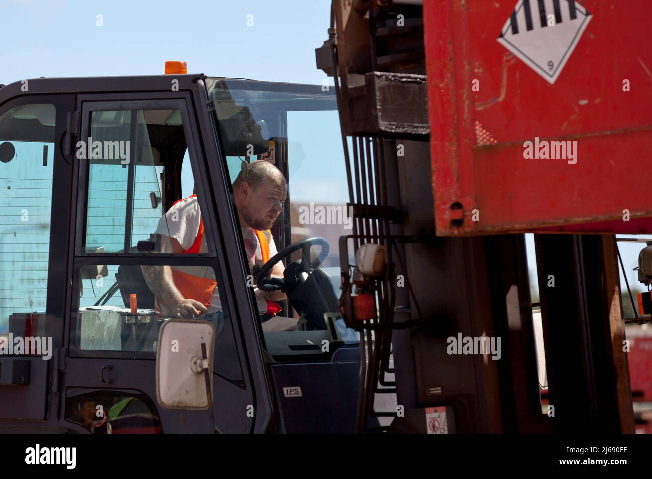 Loading and unloading of North Sea shipping containers using 5 and 10 ...