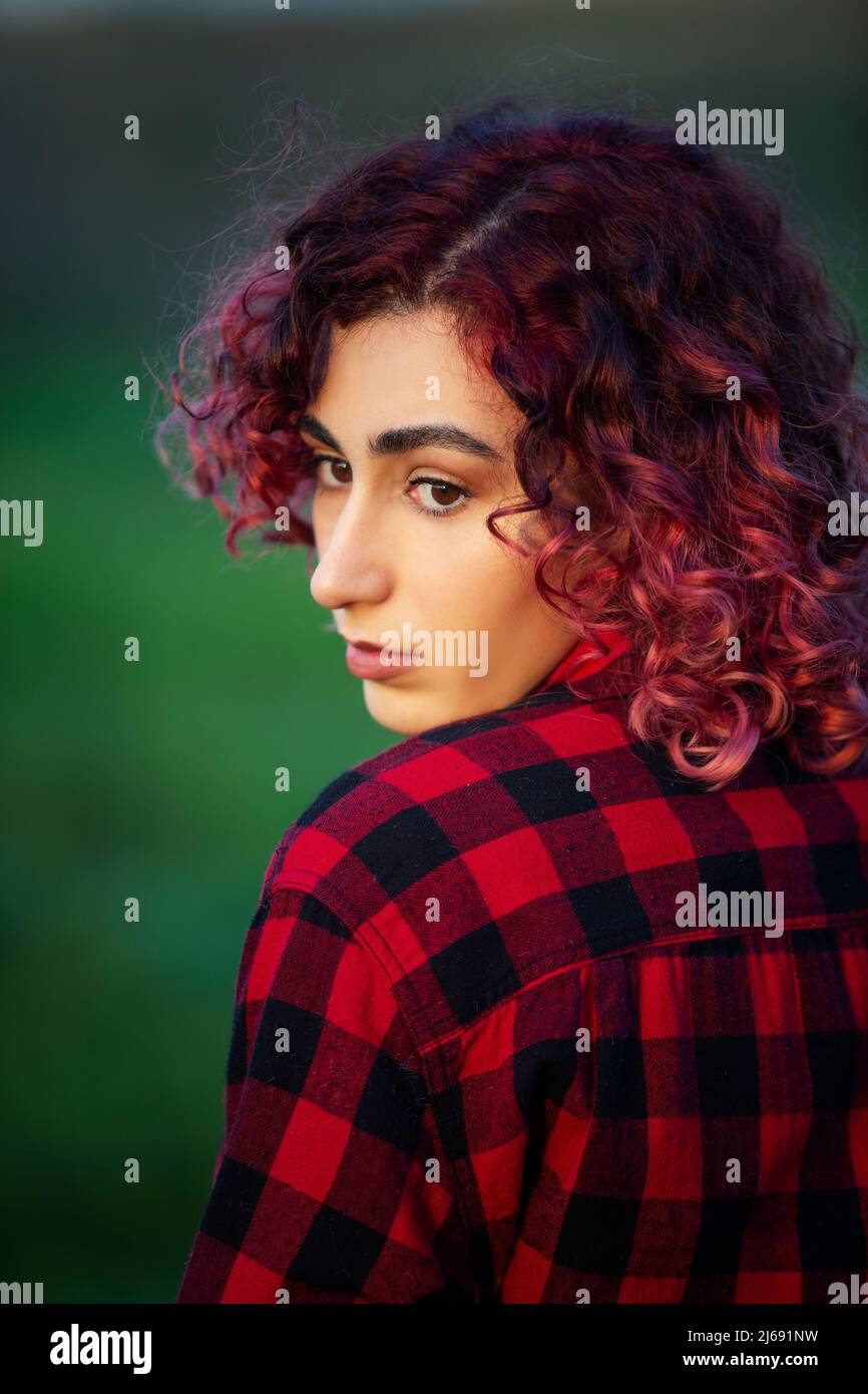 Scared woman looking over shoulder Stock Photo - Alamy