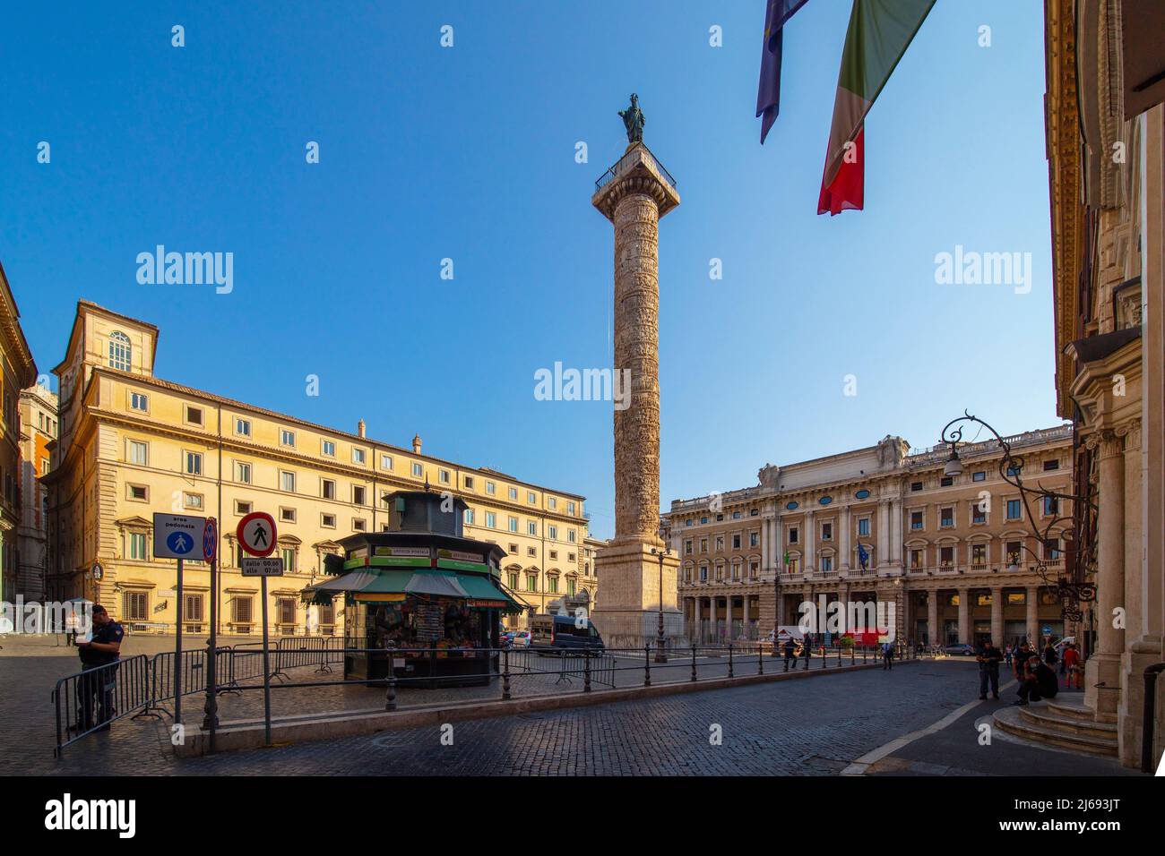 Piazza colonna rome hi-res stock photography and images - Alamy