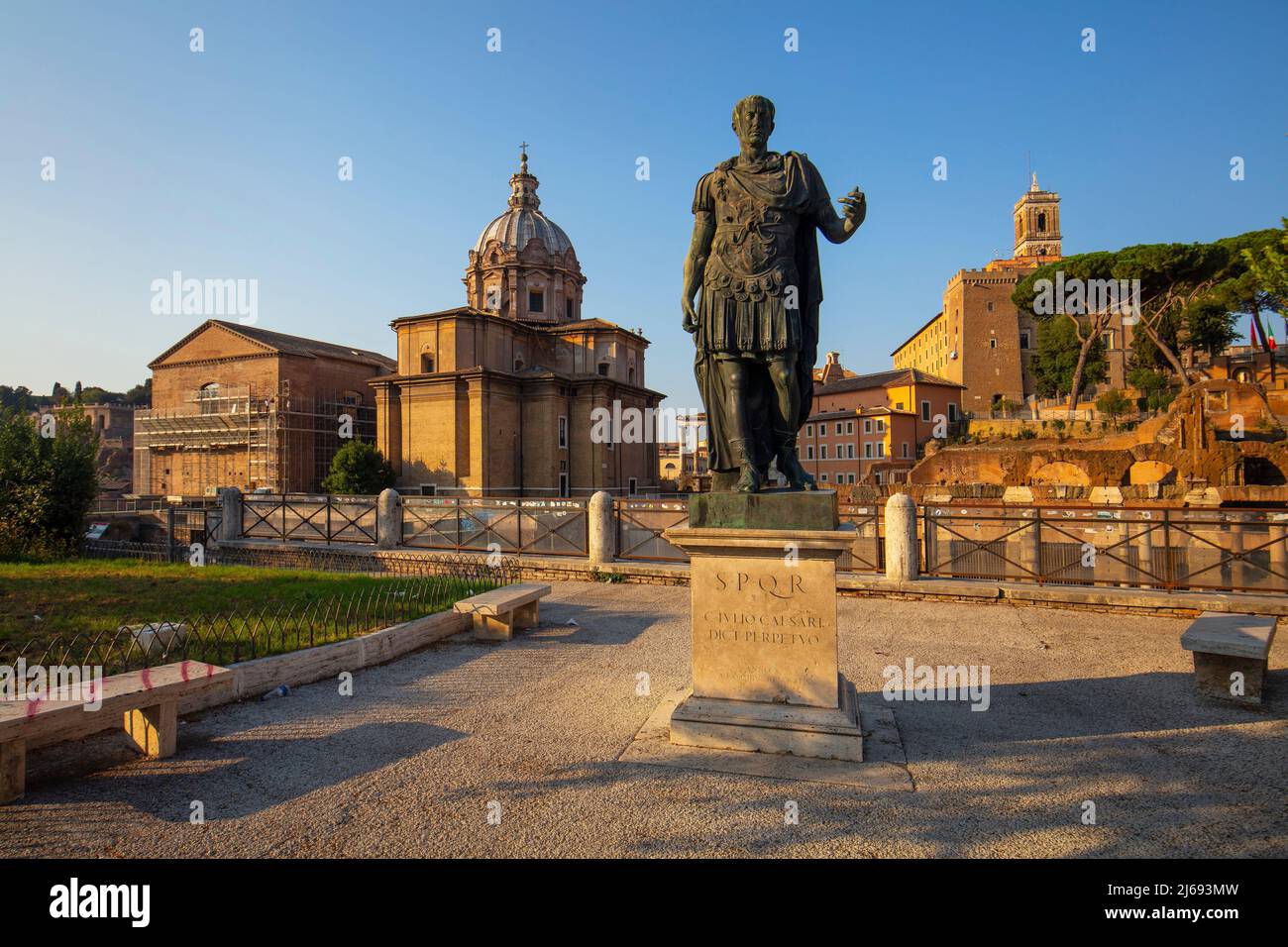 Statue of Julius Caesar, Fori Imperiali, UNESCO World Heritage Site ...