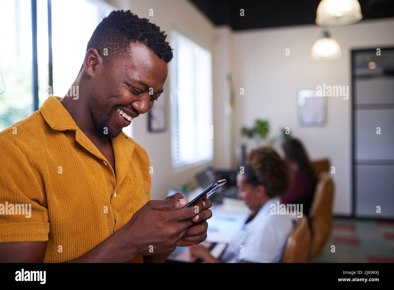 Looks into the phone hi-res stock photography and images - Alamy