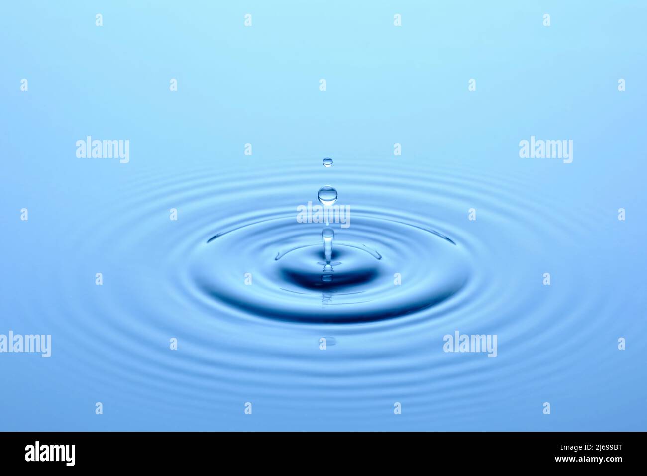 Bounce of a drop of water Stock Photo - Alamy