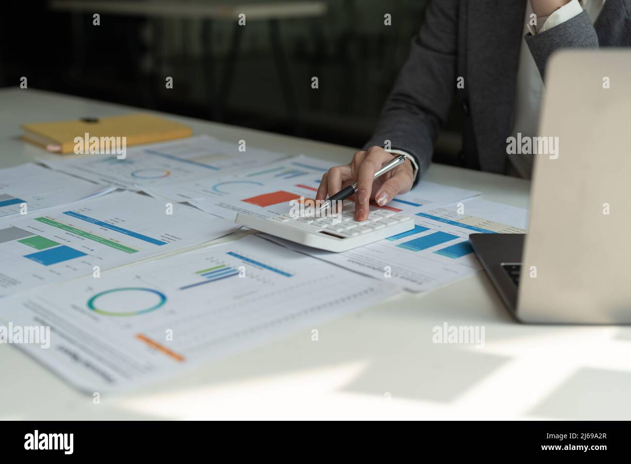 Analyst analyze hi-res stock photography and images - Alamy