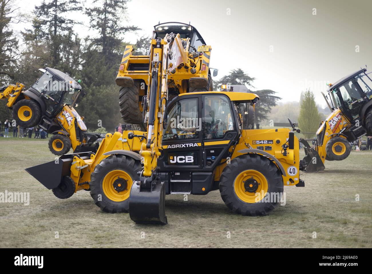 JCB Dancing Diggers display team - heavy machinery showing what it can ...