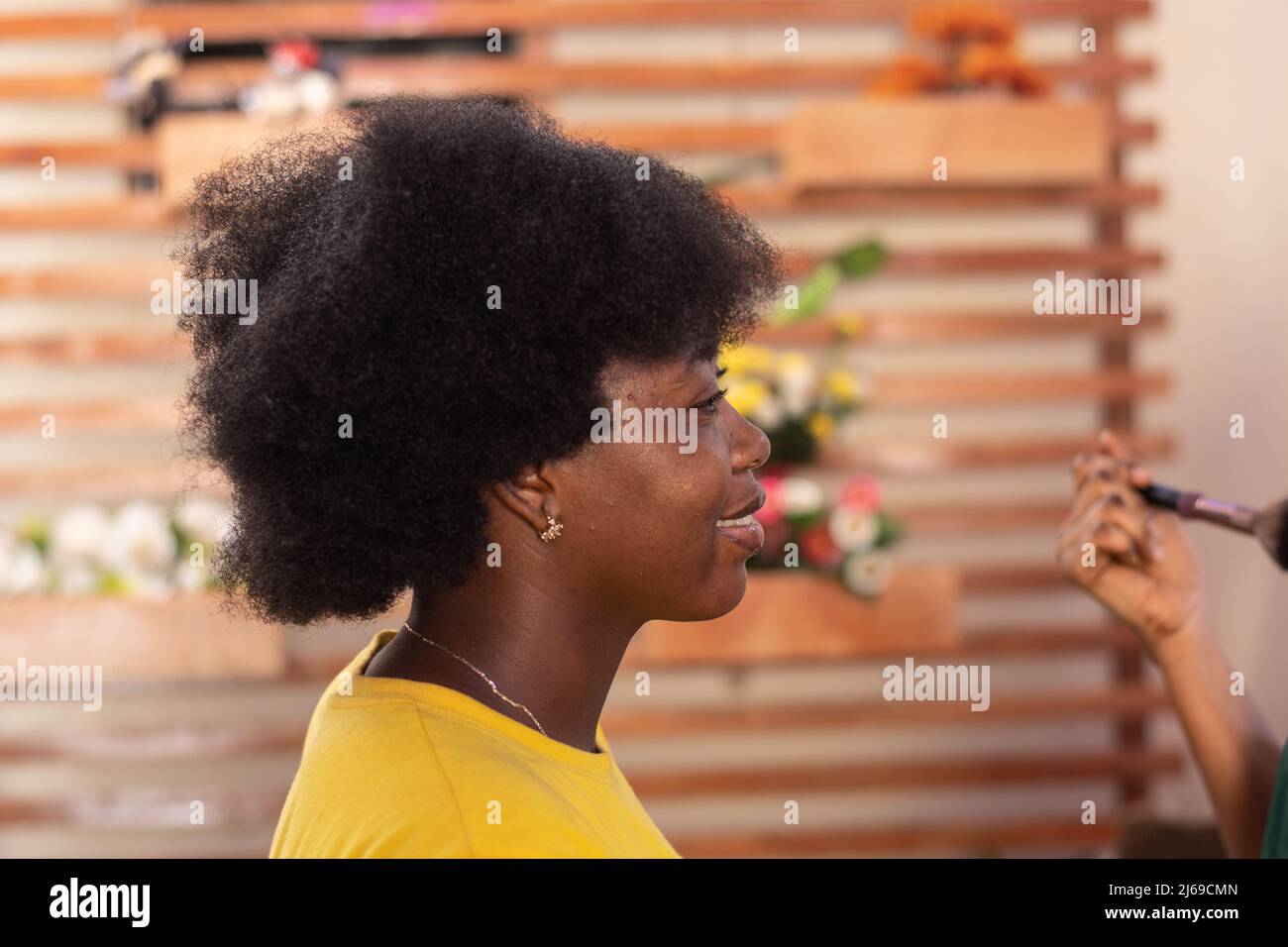 African woman doing craft work hi-res stock photography and images - Alamy