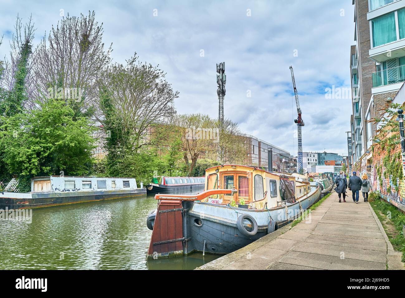 Regents canal long boats hi-res stock photography and images - Alamy