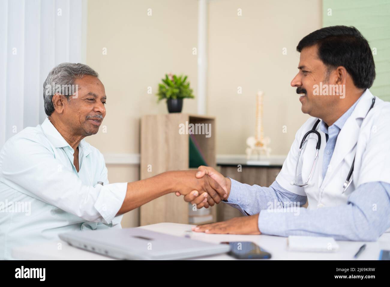 Happy hospital staff meeting hi-res stock photography and images - Alamy