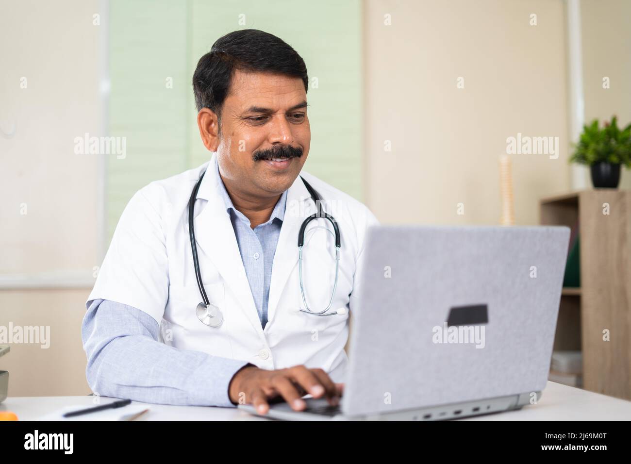 Working hospital hi-res stock photography and images - Alamy