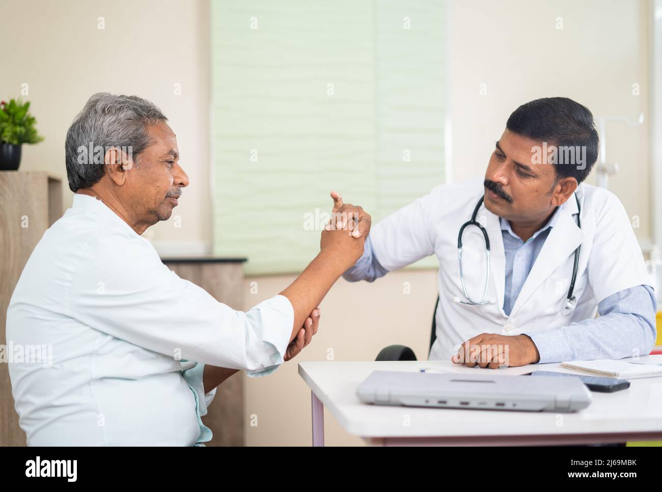 Indian doctor patient hi-res stock photography and images - Alamy