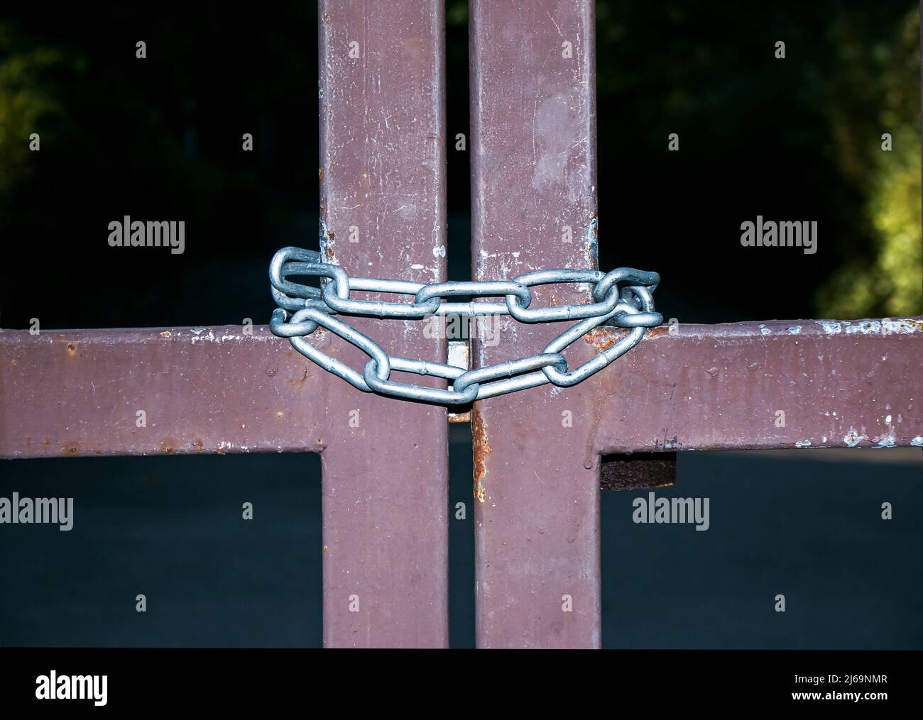 Close up detail with a old metal gate locked with a metal chain Stock ...