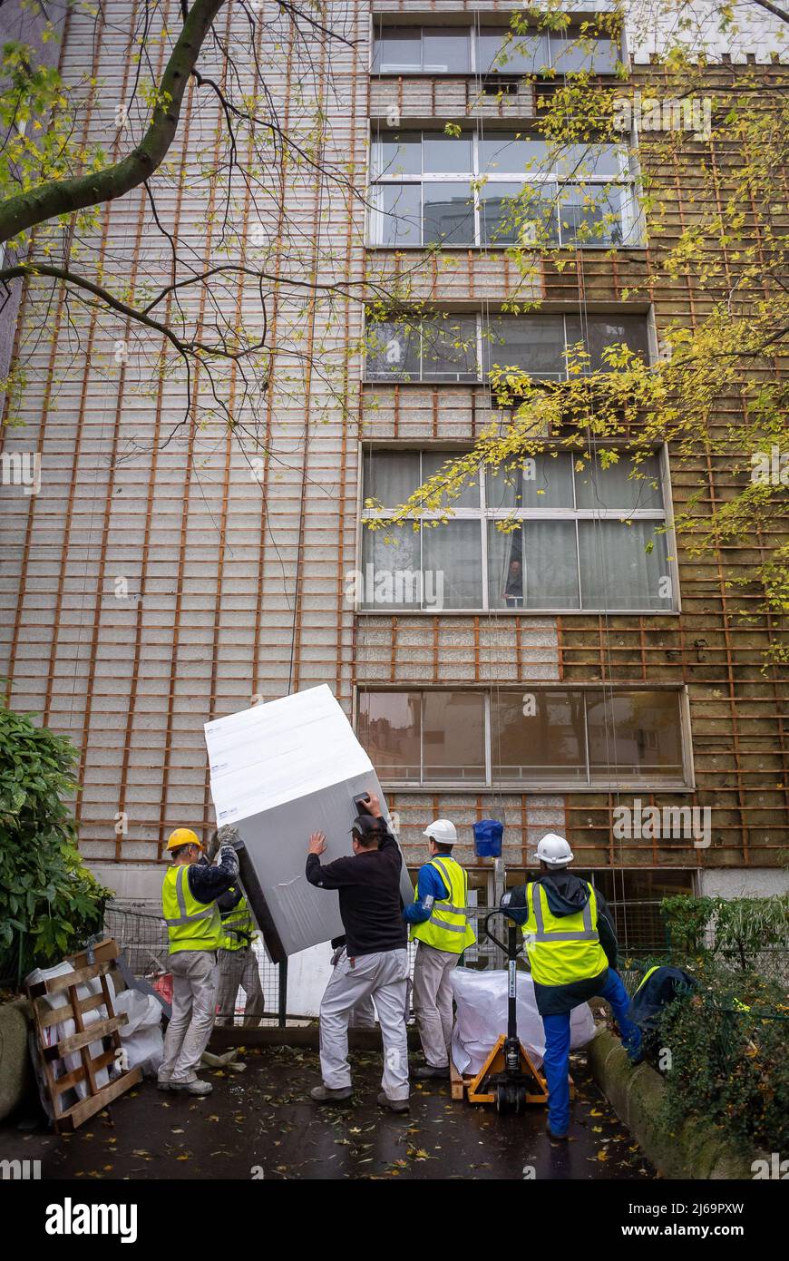 Workers installing polystyrene insulation hi-res stock photography and ...