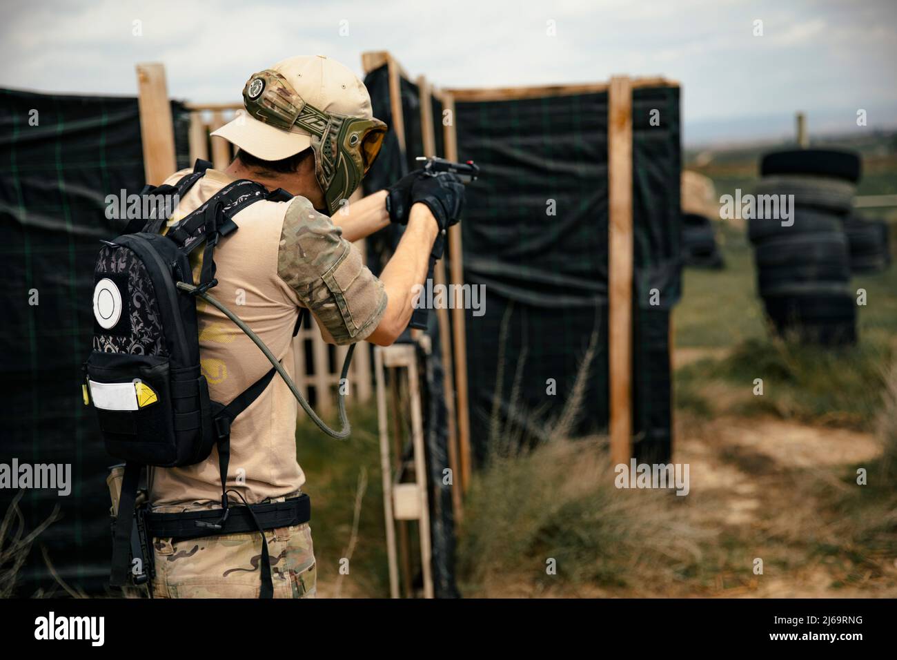 Soldier firing the gun in the middle of a war Stock Photo - Alamy