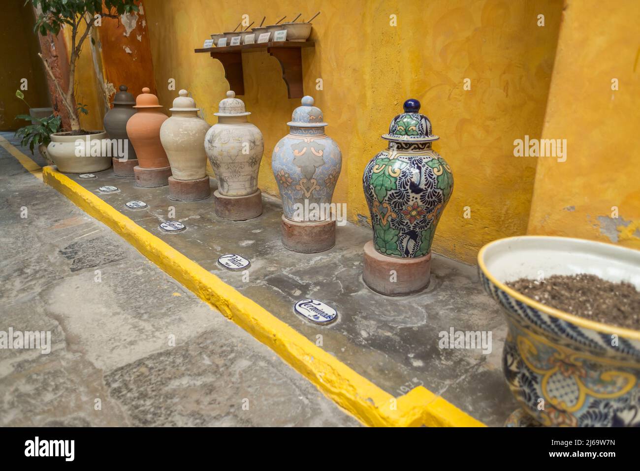 Talavera pottery hi-res stock photography and images - Alamy