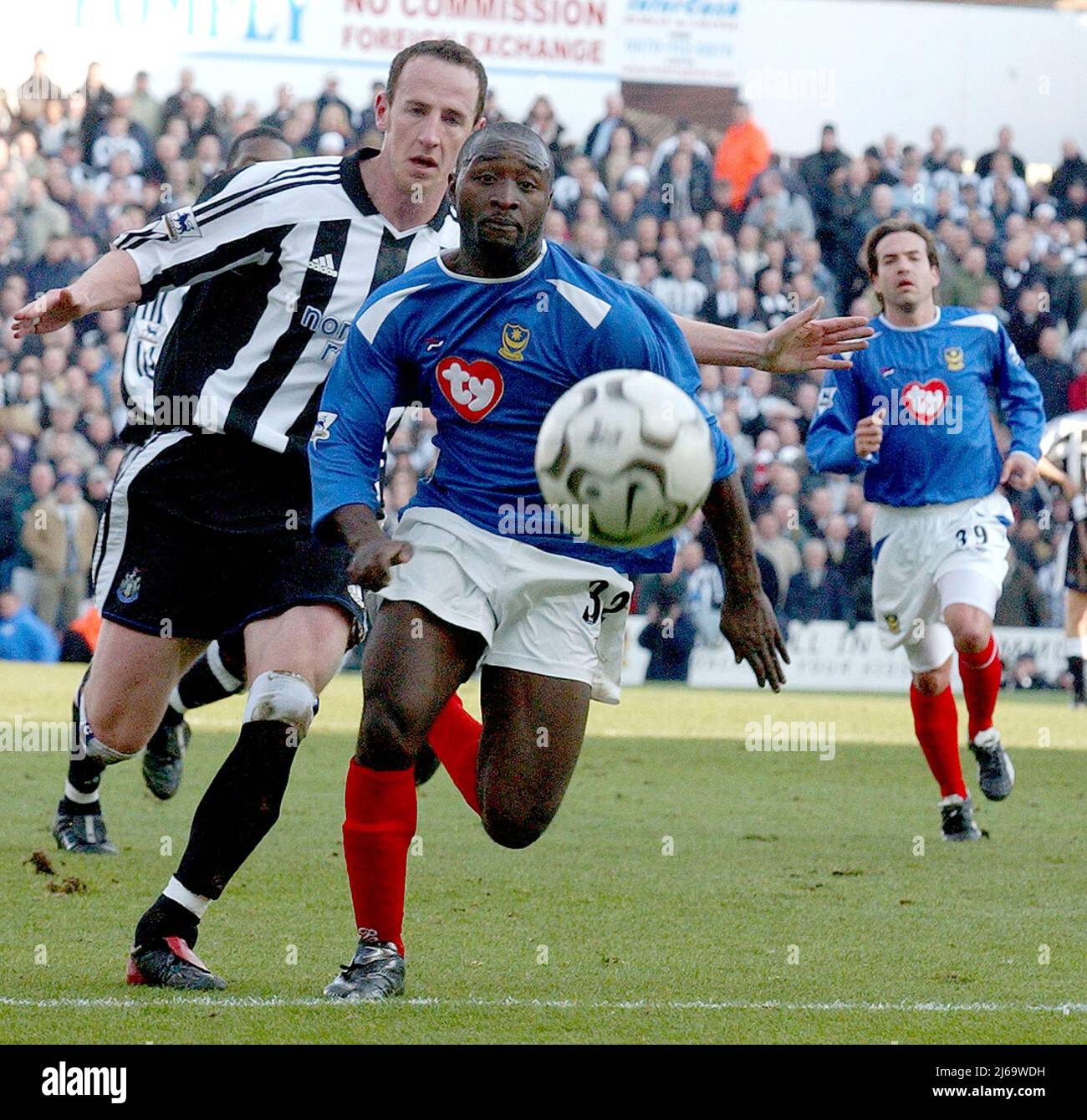 PORTSMOUTH V NEWCASTLE 29-02-04 LUA LUA GOES PAST ANDREW O'BRIEN PIC ...