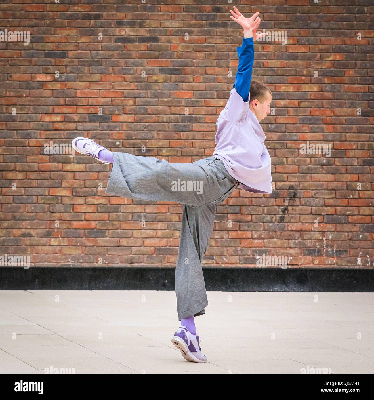 London, UK, 29th April 2022. Dylan Springer (left) performs solo moves ...