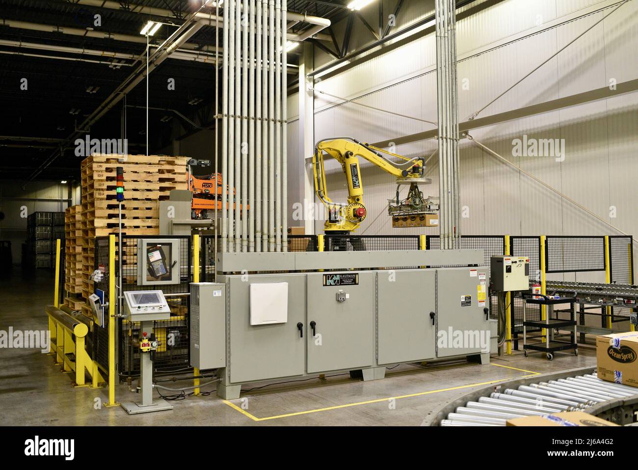 Robot pallet hi-res stock photography and images - Alamy