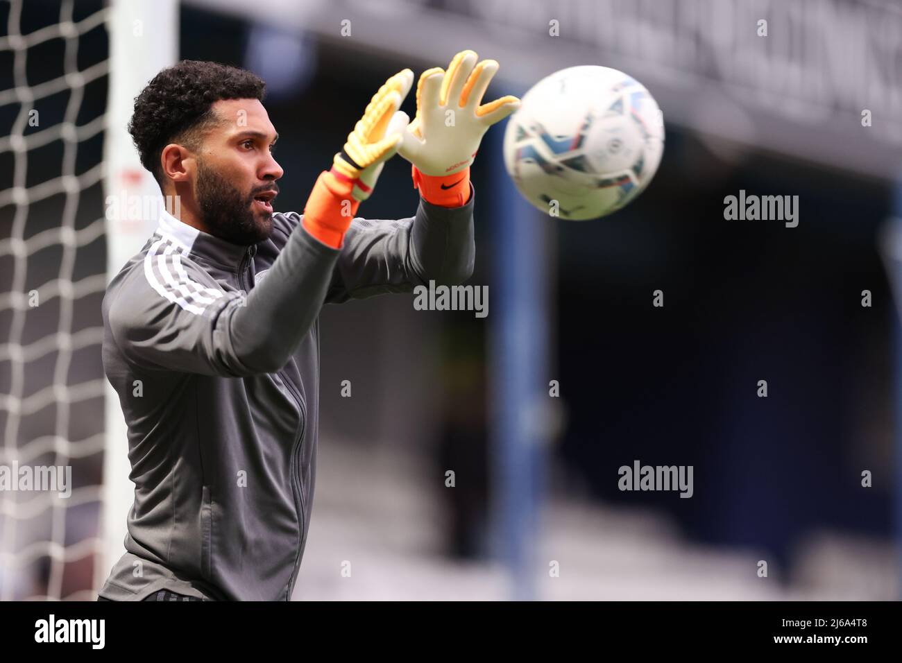 Goal Keeper Wes Foderingham of Sheffield United warms up. in London ...