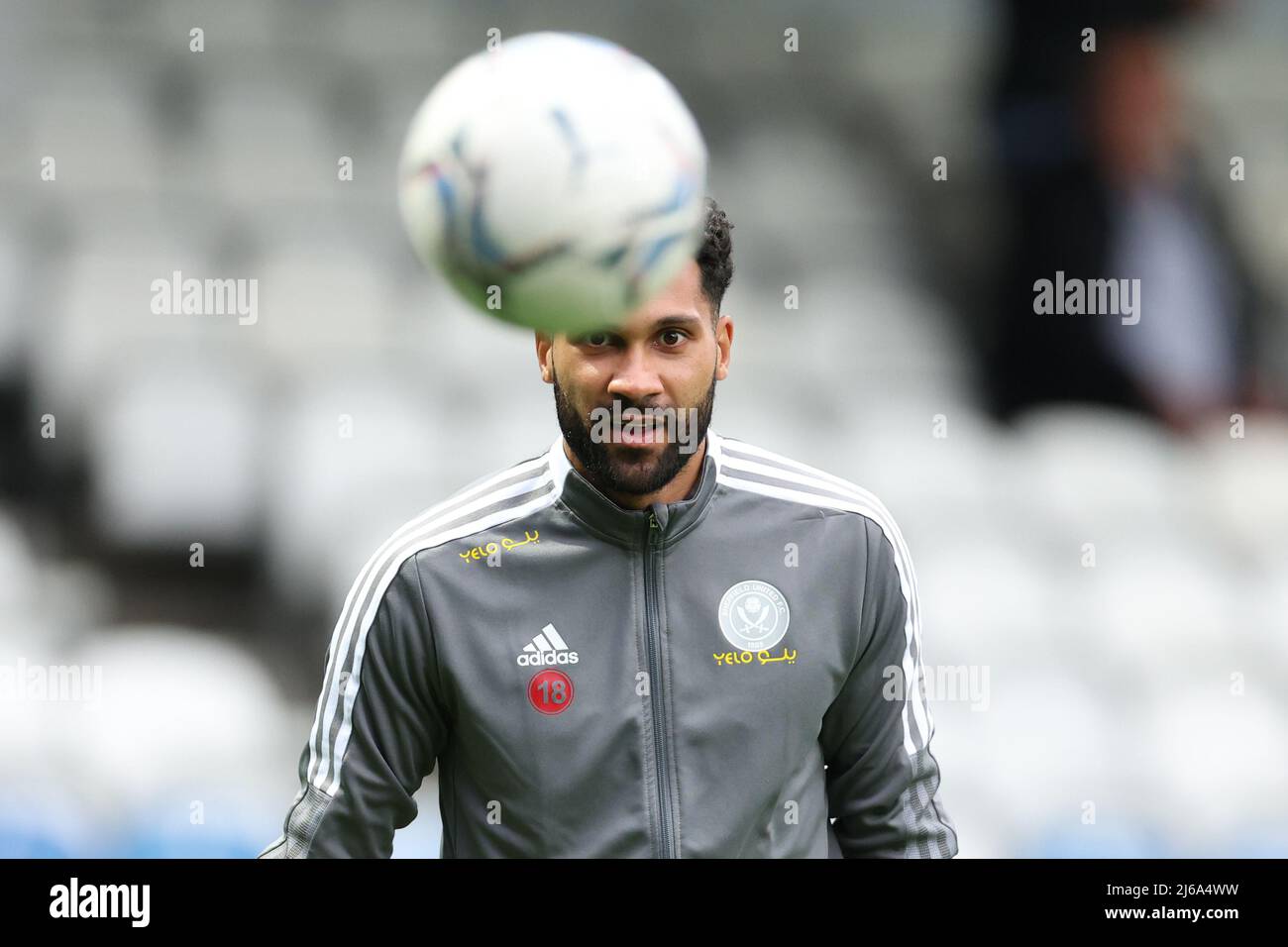 Goal Keeper Wes Foderingham of Sheffield United warms up. in London ...