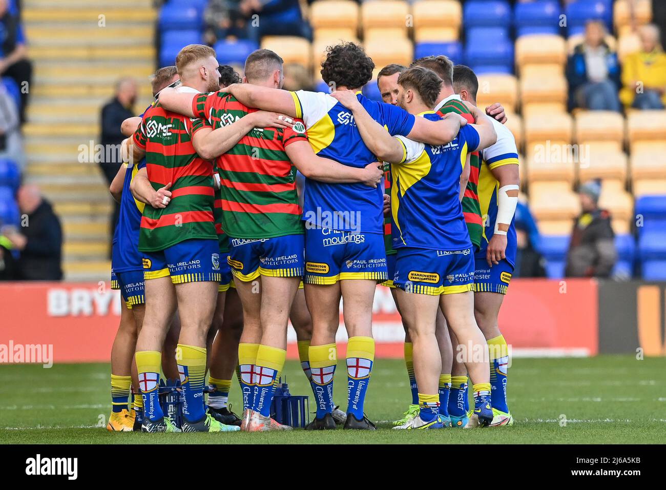 Warrington Wolves in a team huddle during pre match warm up Stock Photo ...