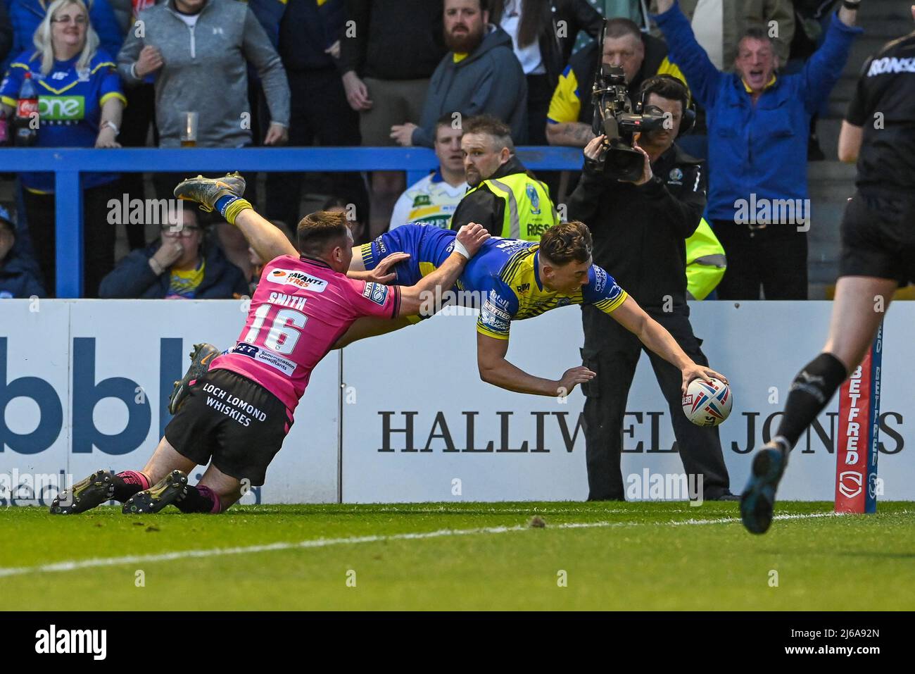Matty Ashton #5 of Warrington Wolves goes over for a try Stock Photo ...