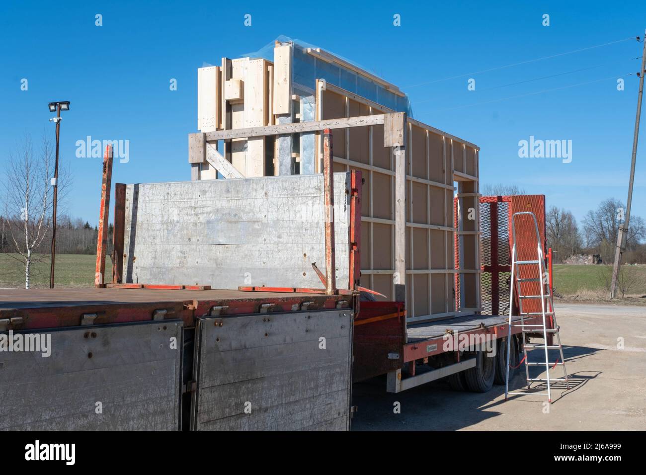 Freight vehicle transportation of reinforced concrete precast wall ...