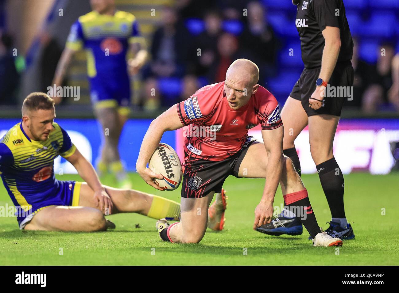 Liam Farrell #12 of Wigan Warriors celebrates his try Stock Photo - Alamy