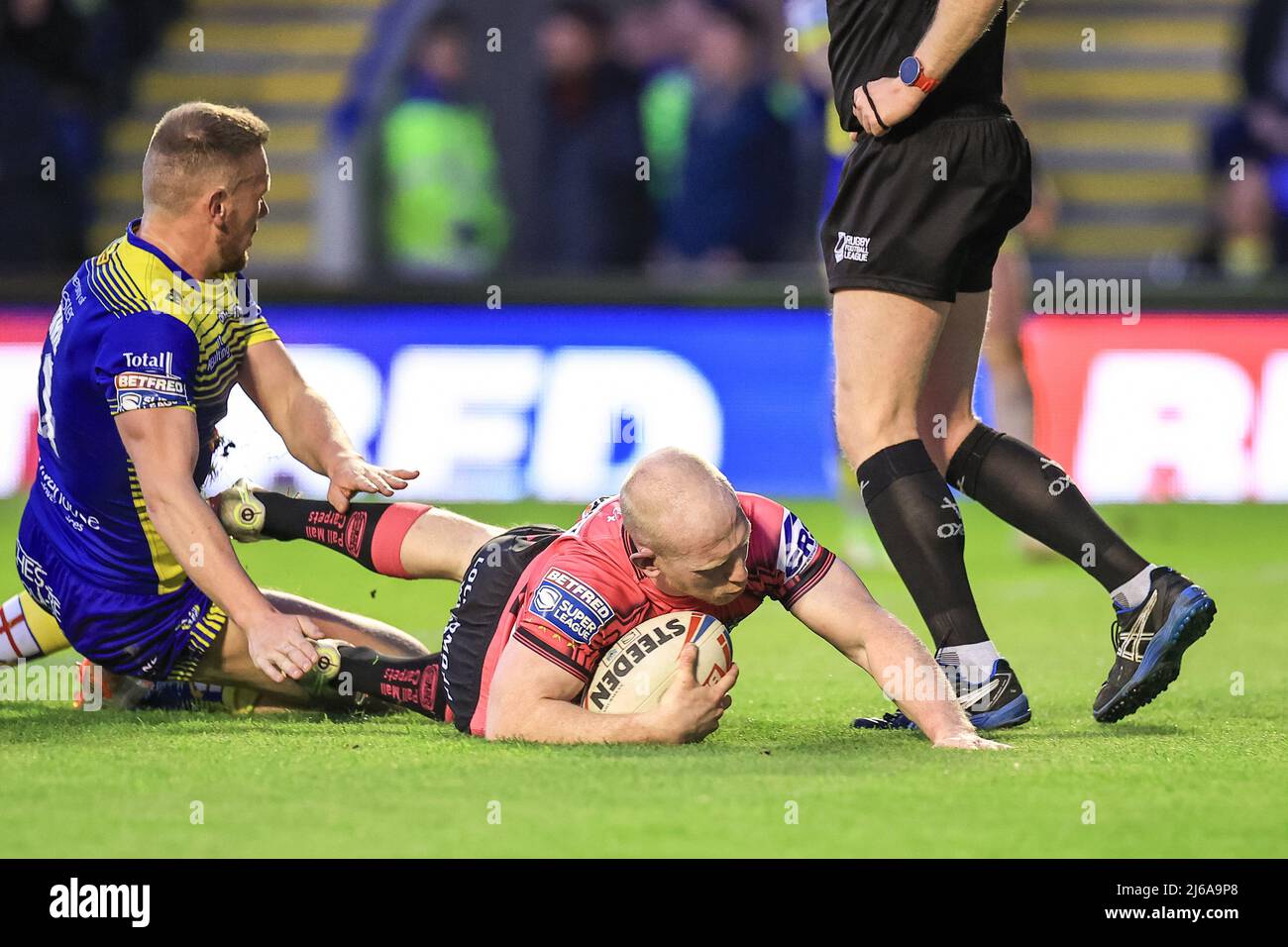 Liam Farrell #12 of Wigan Warriors goes over for a try Stock Photo - Alamy