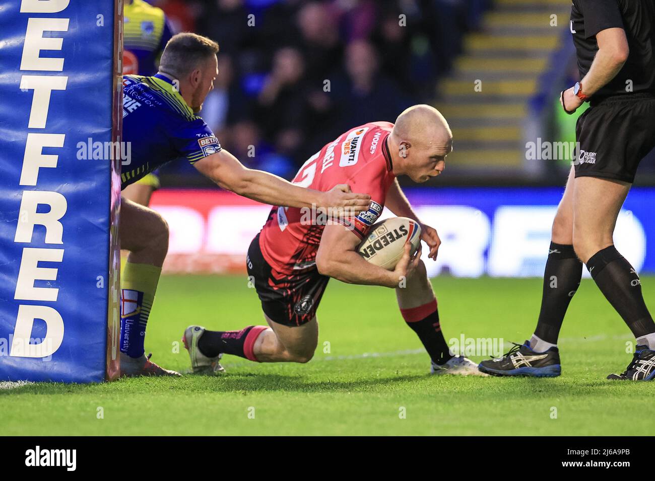 Liam Farrell #12 of Wigan Warriors goes over for a try Stock Photo - Alamy