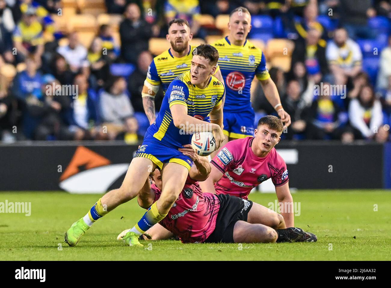 Josh Thewlis #22 of Warrington Wolves makes a break Stock Photo - Alamy