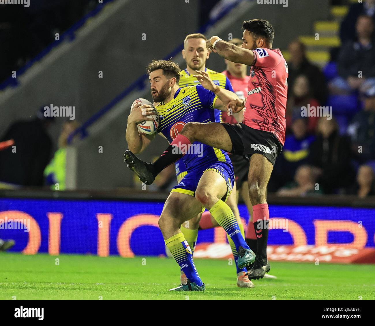Toby King #4 of Warrington Wolves wins the high-ball from Bevan French ...