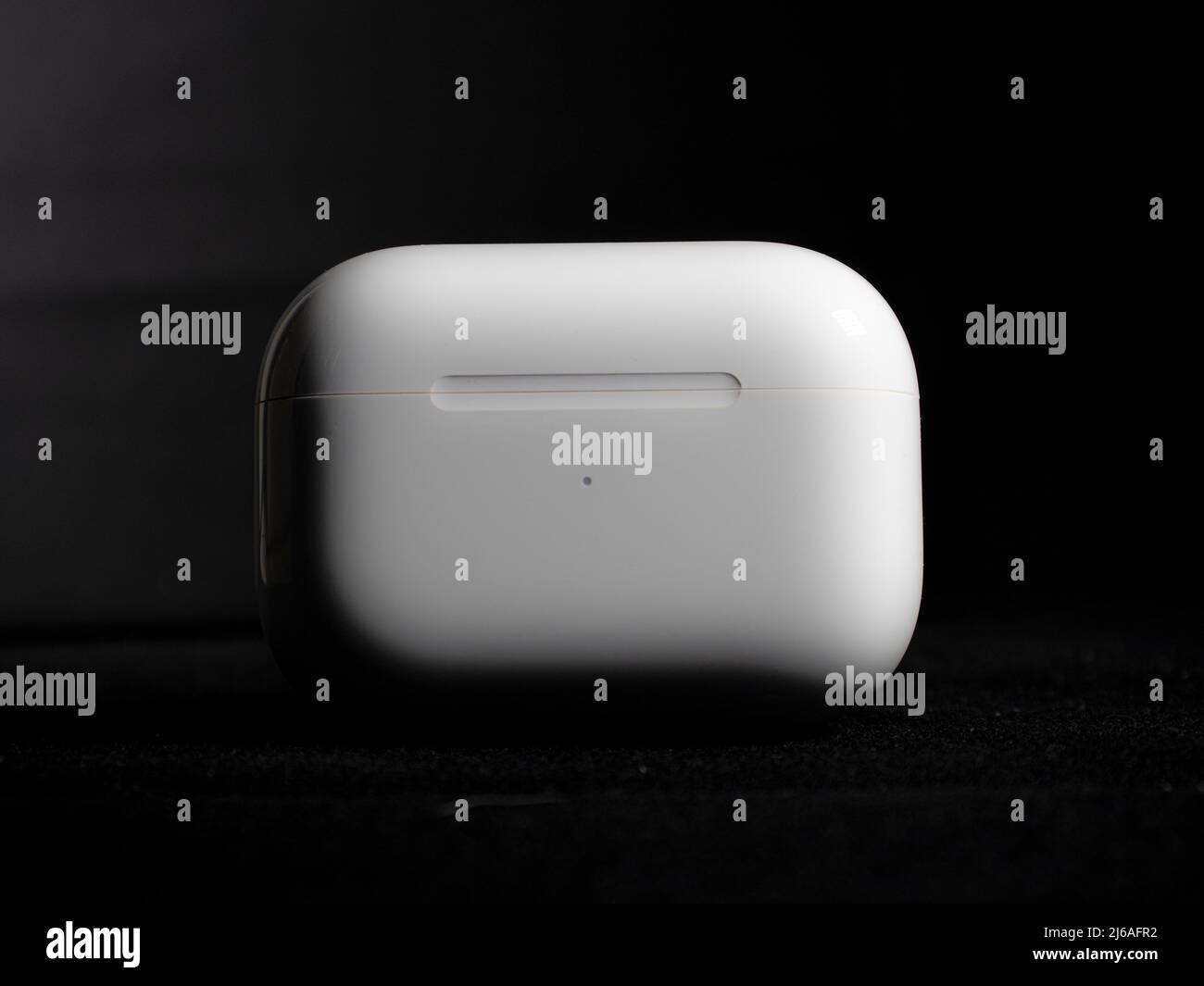 Airpods pro max hi-res stock photography and images - Alamy