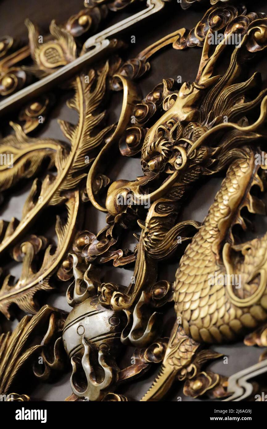 Dragon sculpture on wall hi-res stock photography and images - Alamy