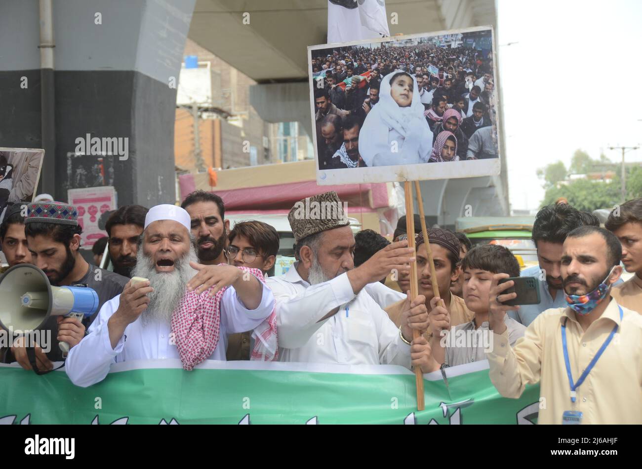 Peshawar, Pakistan. 29th Apr, 2022. Demonstrators burn representations ...