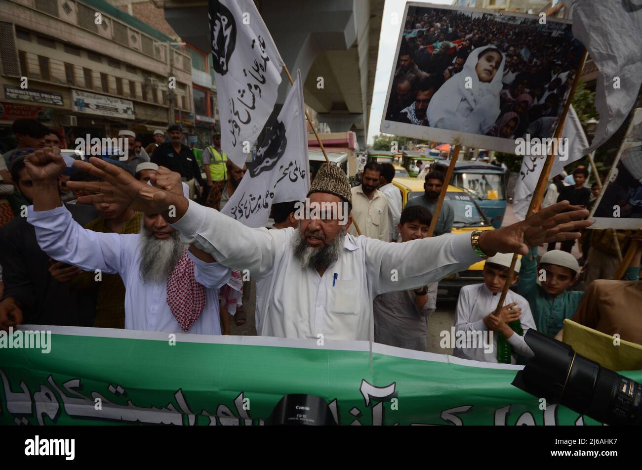 Peshawar, Pakistan. 29th Apr, 2022. Demonstrators burn representations ...