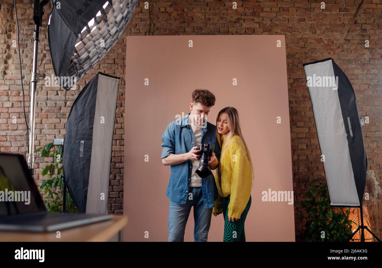 Photographer shooting model hi-res stock photography and images - Alamy