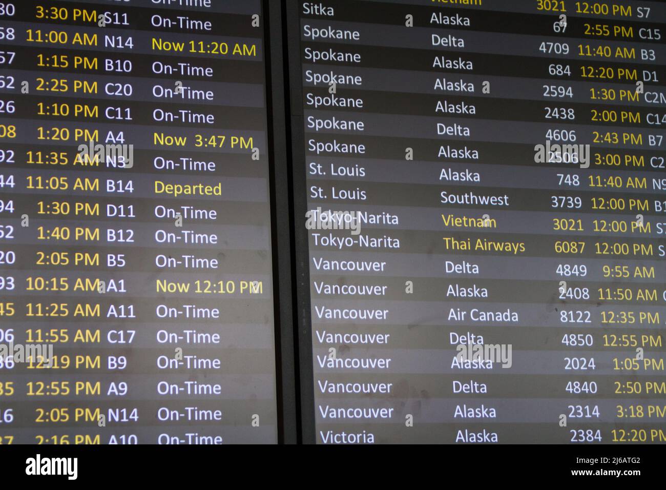 Airport delay board hi-res stock photography and images - Alamy