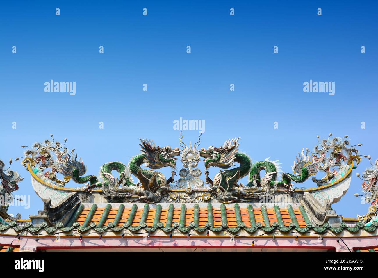 Dragon head on the roof hi-res stock photography and images - Alamy