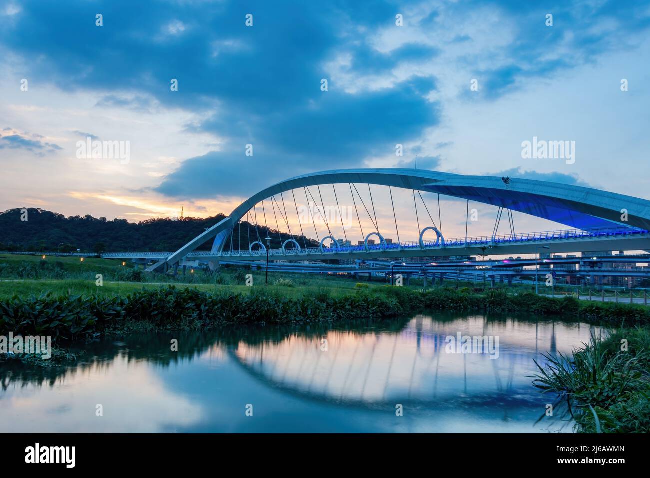 Sunset Twilight view of the Yangguang Bridge at Taipei, Taiwan Stock ...