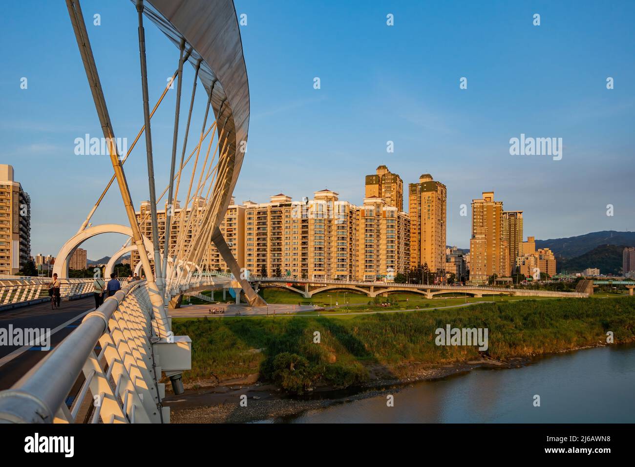 Sunset Twilight view of the Yangguang Bridge at Taipei, Taiwan Stock ...