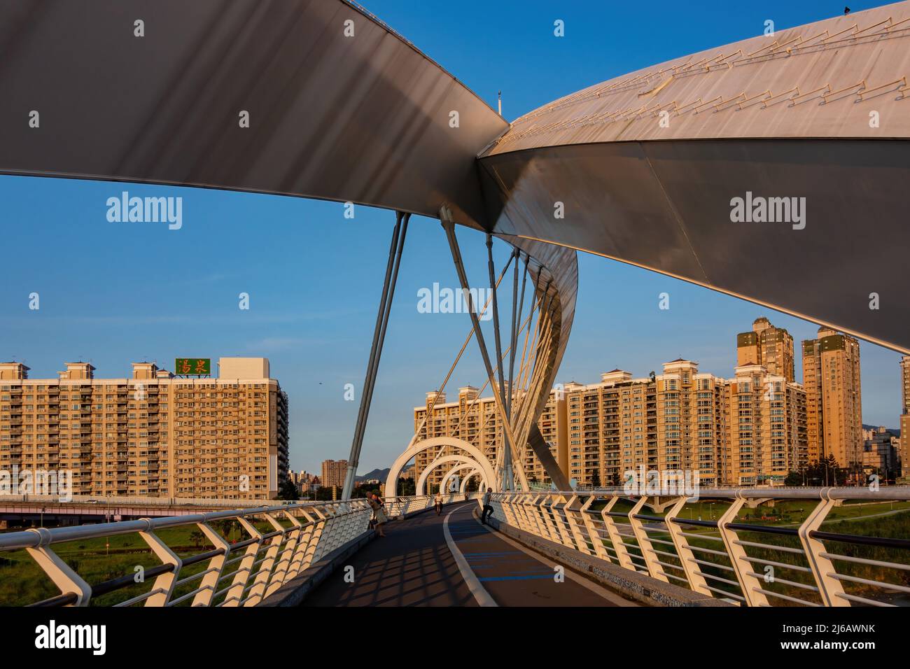 Sunset Twilight view of the Yangguang Bridge at Taipei, Taiwan Stock ...