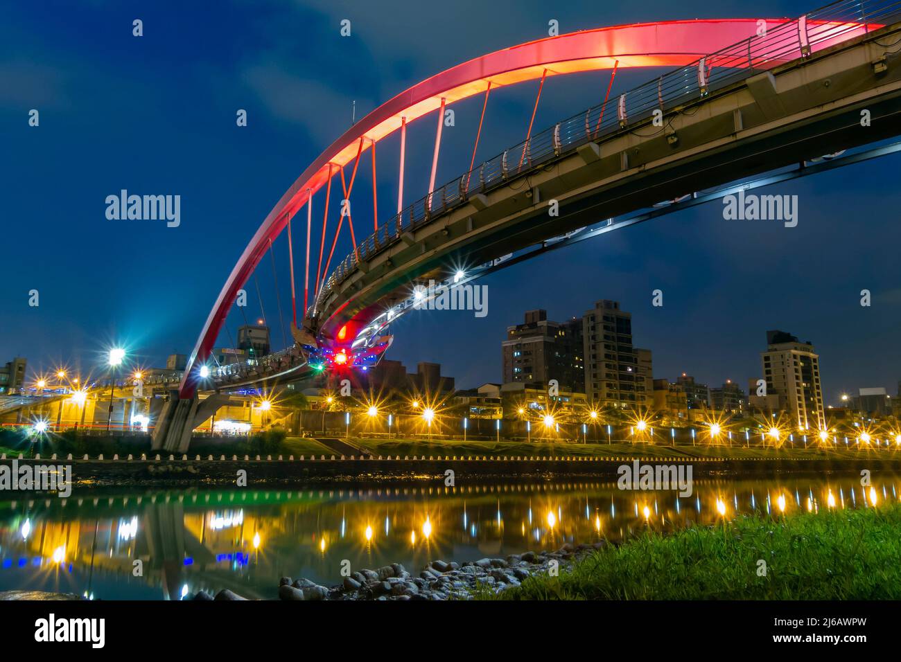 Twilight view of the Rainbow Bridge at Taipei, Taiwan Stock Photo - Alamy