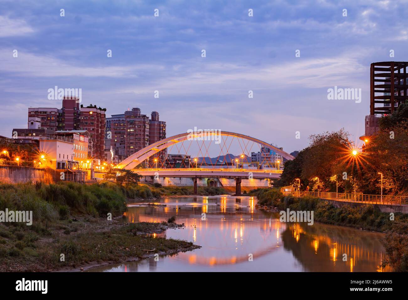 Twilight view of the Jingmei arch bridge at Taipei city, Taiwan Stock ...